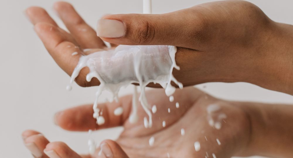 Clear Essence Platinum Line Maxi-Tone Milk: Your Ticket to Perfect Ski